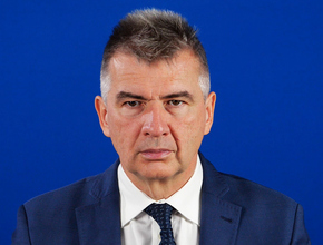 Chory z chorobą refluksową przełyku i niewielką przepukliną rozworu ...